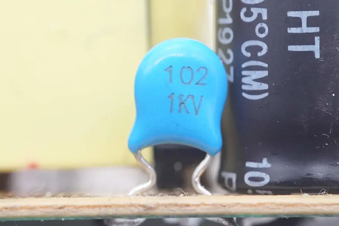 拆解报告：港奇10W DC电源适配器-icspec